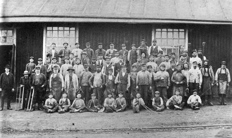 Gryts Bruk, smederna, obs. Barnen som arbetar där. Före 1894.jpg?w=768