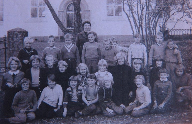 Dalhems skola 1956-57, Klass 3-4 med Sara Sahlin..jpg?w=768