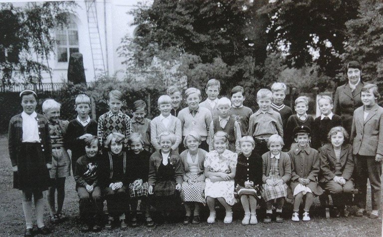 Sara Sahlin med Klass 3-4, 1955.jpg?w=768