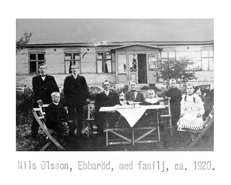 Nils Olsson med familj ca 1920