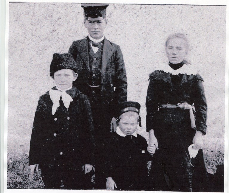 Algot, Hjalmar, Ernfrid och Linnea Lindberg.
