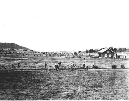 BA 5049 Ludvika Bruks åkrar i Lorensberga bakom Gamla skolan innan BJs ...