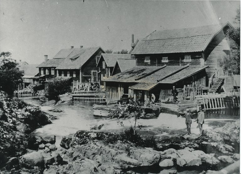 Foto_från_Strömbergs_smedja_1905.jpg